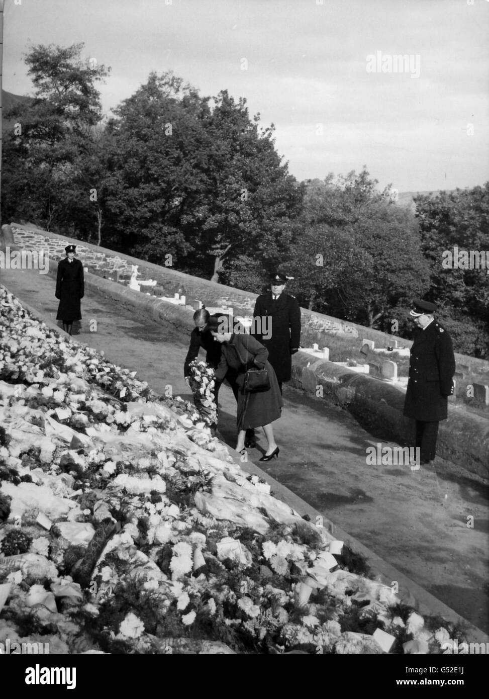 Aberfan disaster, queen elizabeth hi-res stock photography and images ...