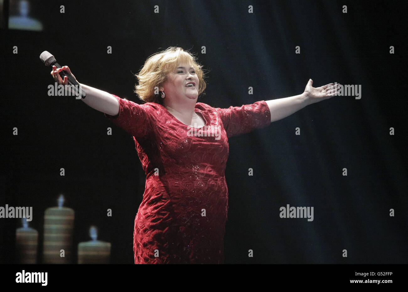 Susan boyle appears on stage hi-res stock photography and images - Alamy