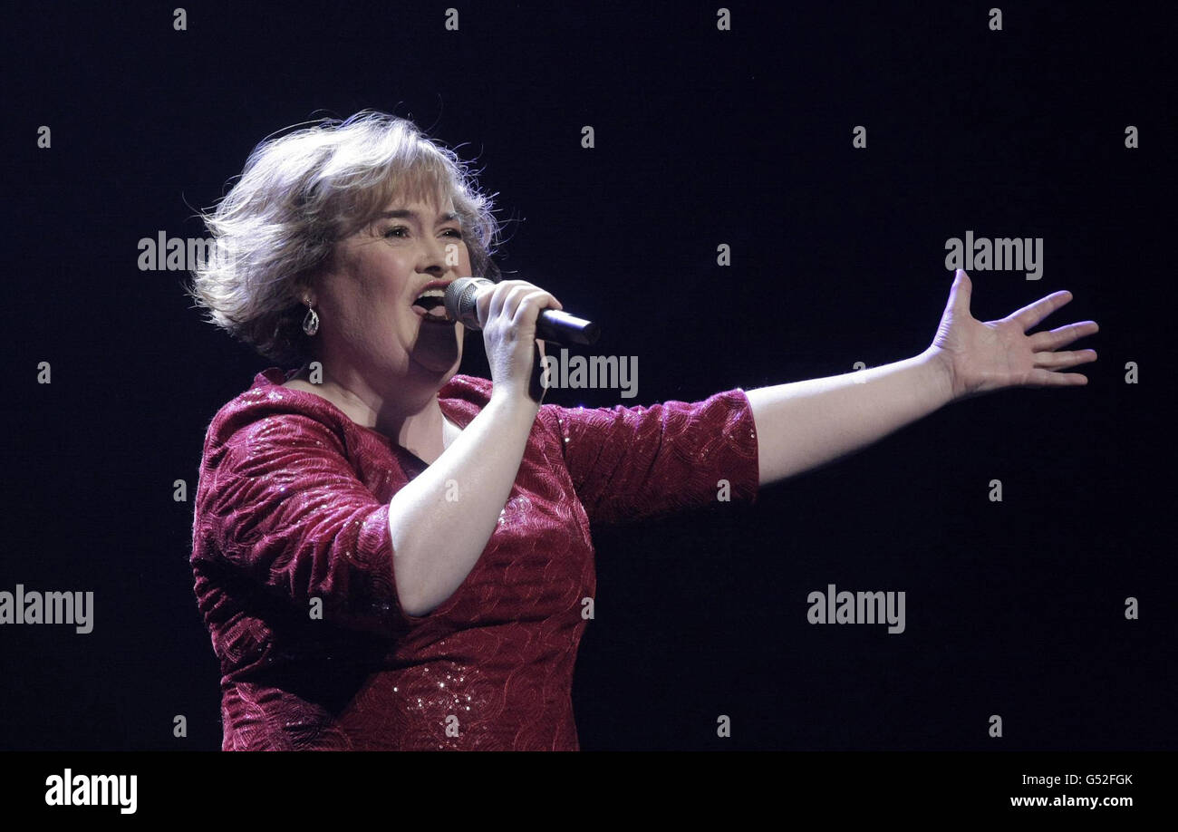 Susan boyle appears on stage hi-res stock photography and images - Alamy