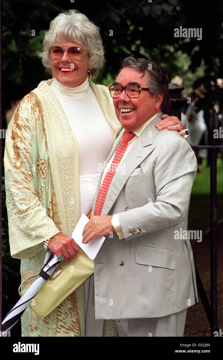 Frost party Ronnie Corbett & wife Stock Photo - Alamy
