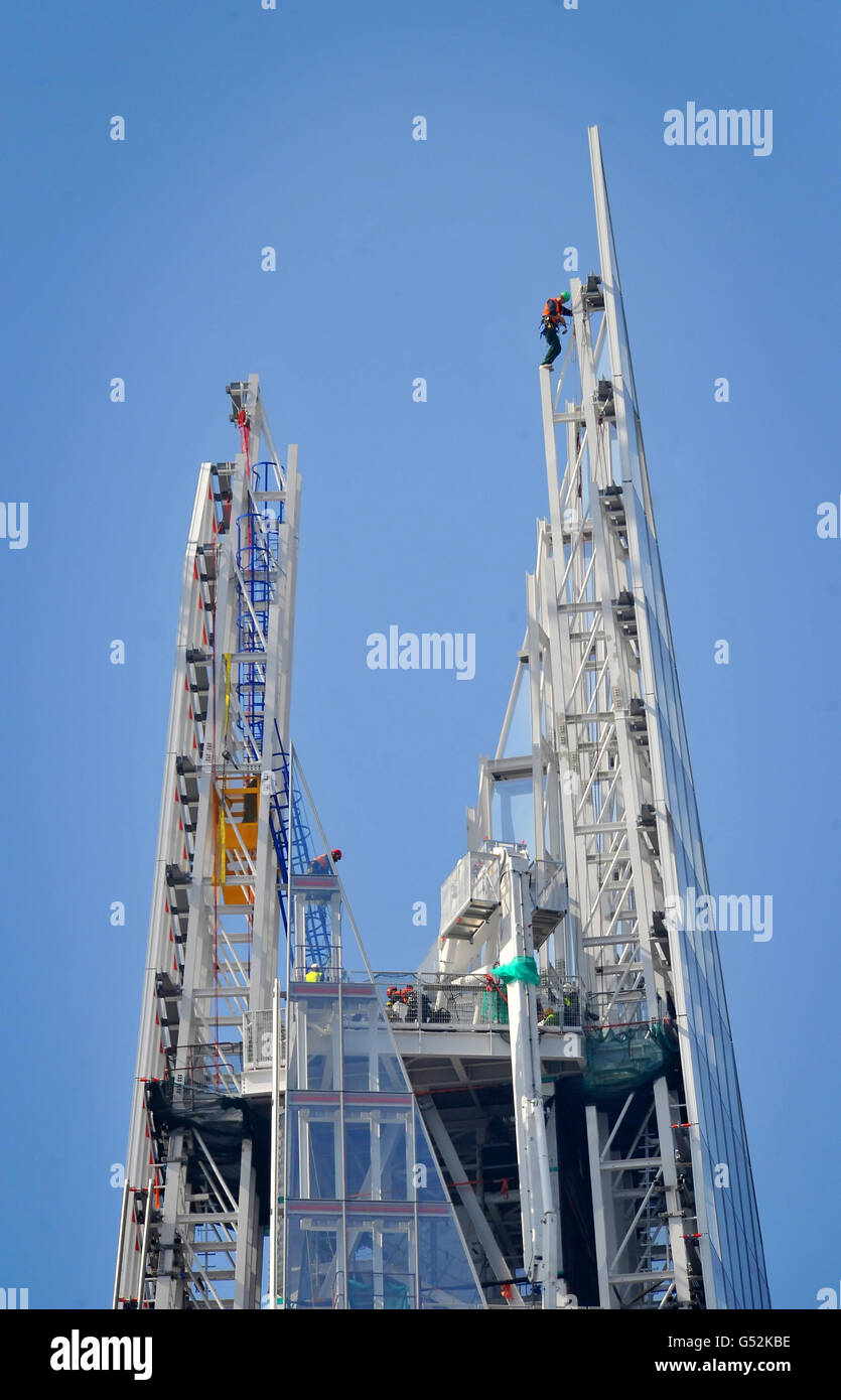 Construction workers work at the top of the shard building hi-res stock ...