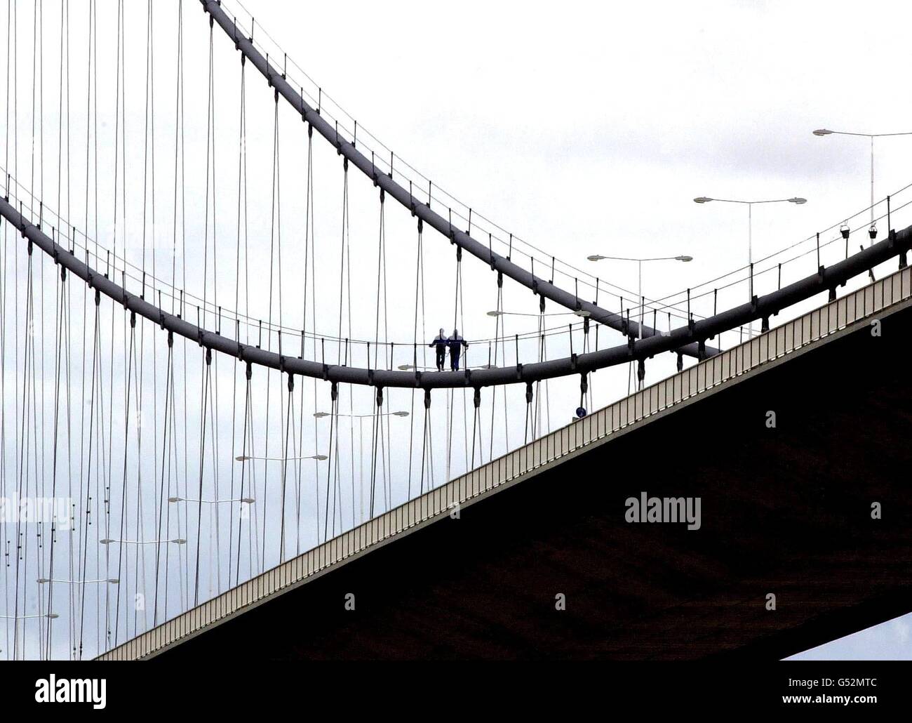 Painting the Humber Bridge Stock Photo - Alamy