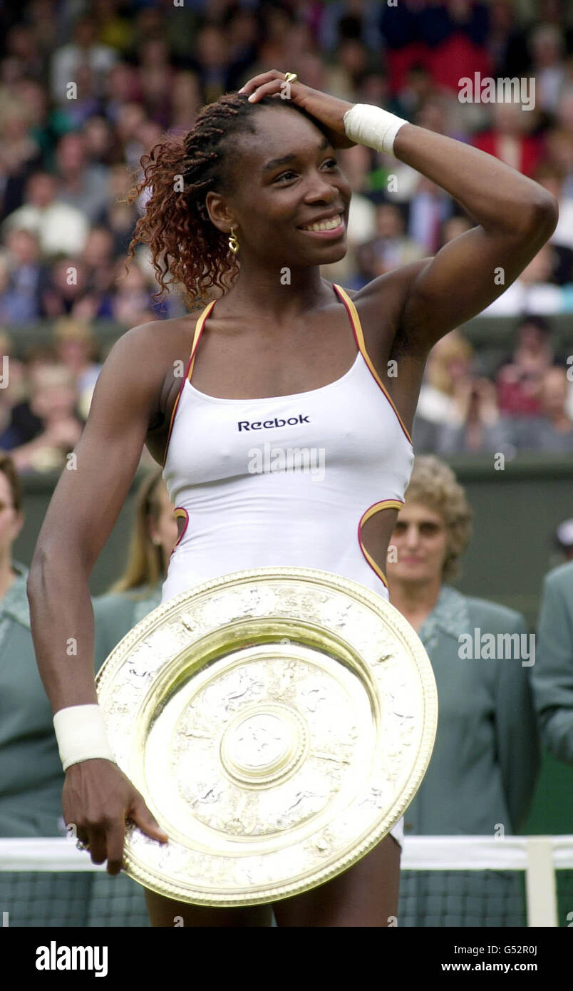 Tennis celebrating smiling holding trophy venus williams hi-res stock ...