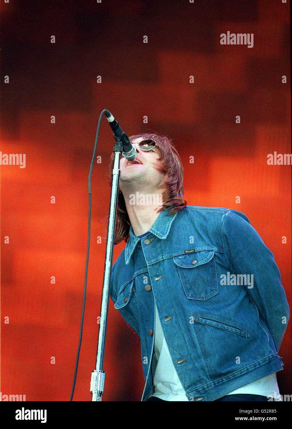 Lead singer of the band oasis hi-res stock photography and images - Alamy