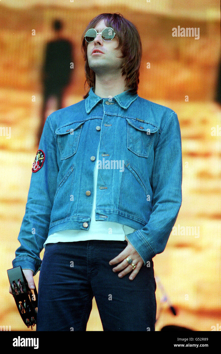 Lead singer rock band oasis hi-res stock photography and images - Alamy