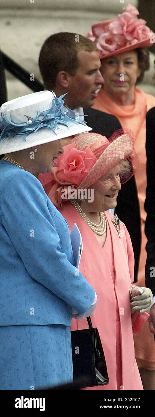 The queen mother stands with queen elizabeth ii hi-res stock ...