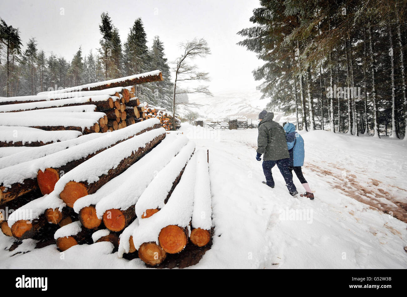 A couple in the snow in the brecon beacons hi-res stock photography and ...