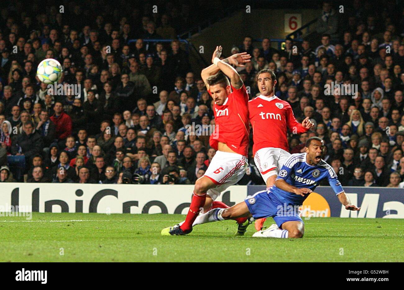 Ashley cole chelsea penalty hi-res stock photography and images - Alamy