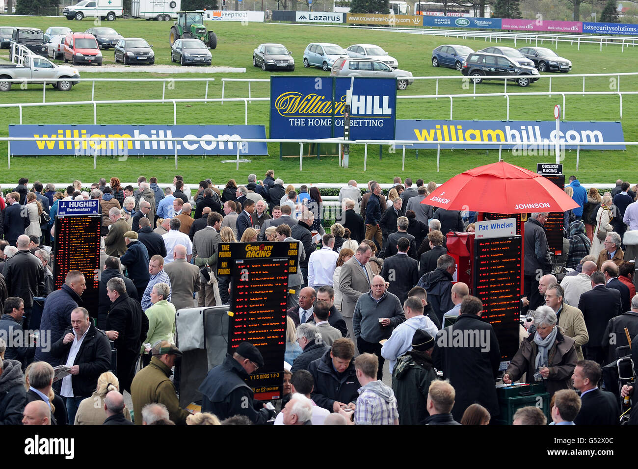 Betting at doncaster racecourse hi-res stock photography and images - Alamy