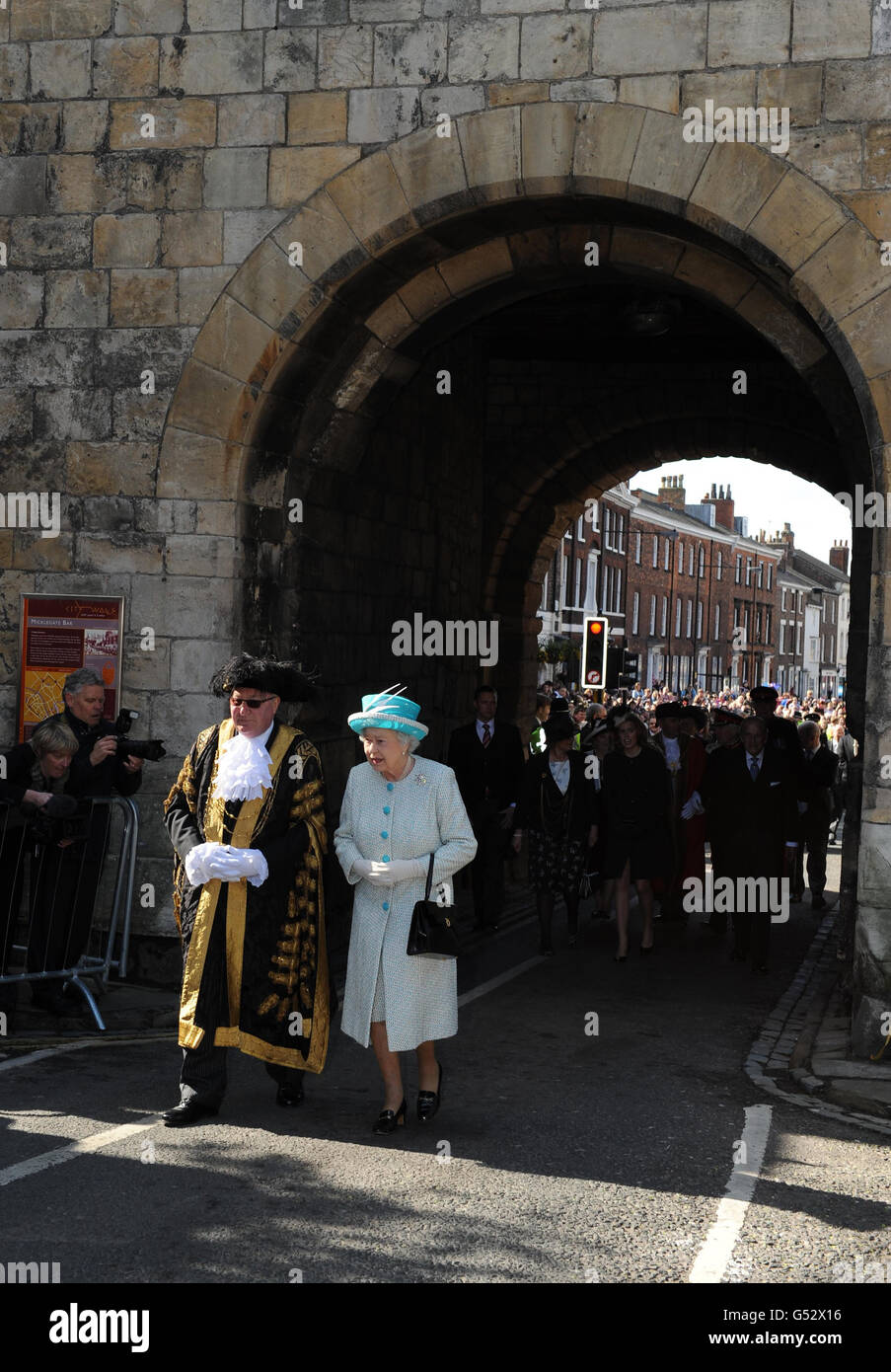 Queen elizabeth ii walks lord mayor york hi-res stock photography and ...