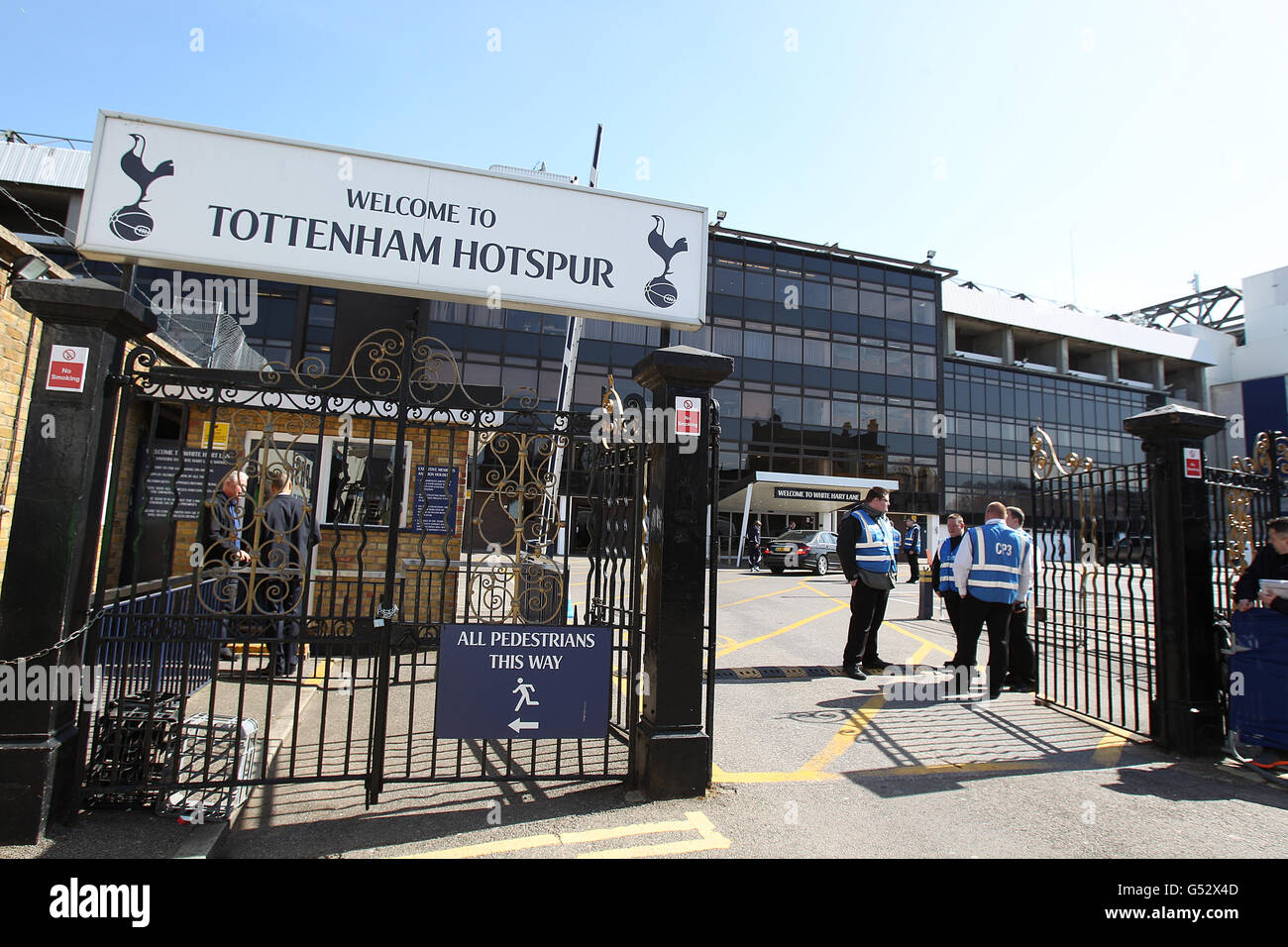 White entrance gate hi-res stock photography and images - Alamy