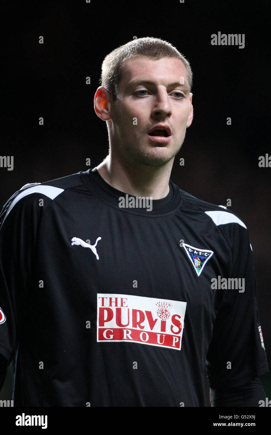 Dunfermline goalkeeper chris smith hi-res stock photography and images ...