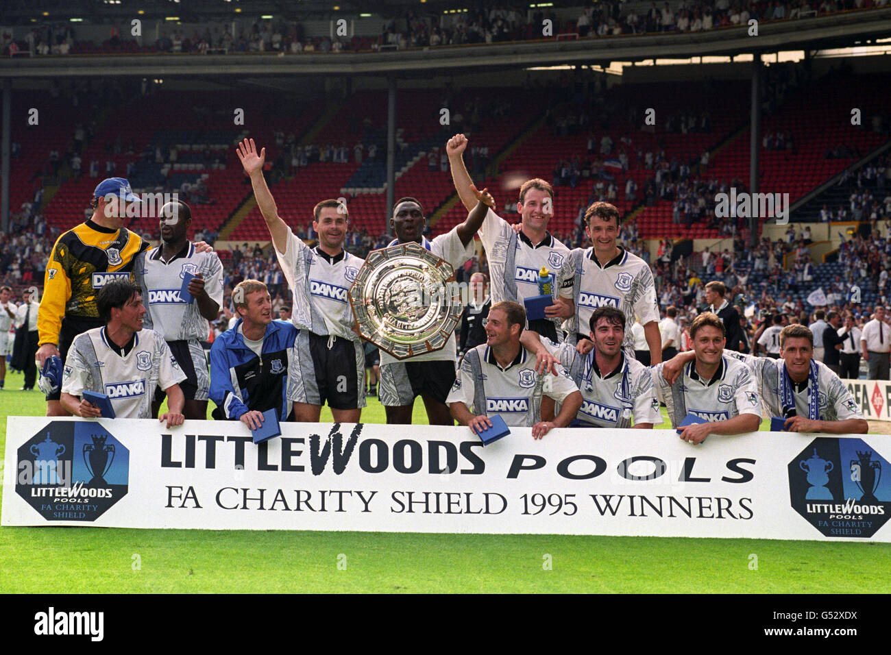 The Everton team (minus Vinny Samways) celebrate with the Charity ...