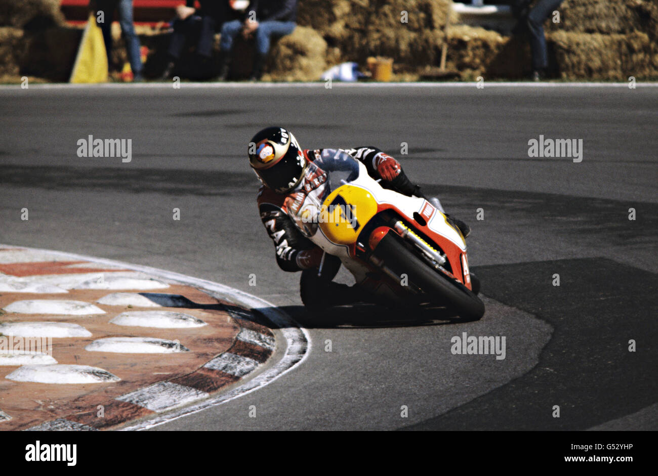 BARRY SHEENE: British motorcycle racer Barry Sheene taking a corner ...