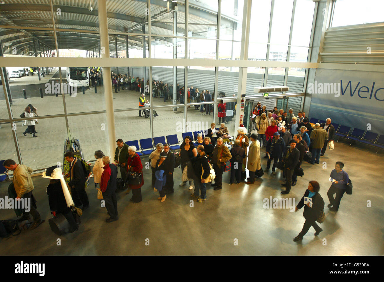 Passengers queue board cruise hi-res stock photography and images - Alamy