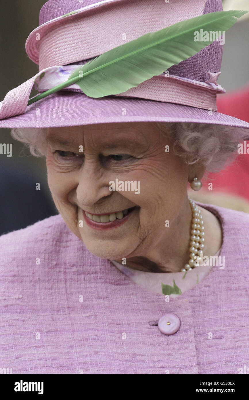 Queen Elizabeth II leaves Saint George's Chapel in Windsor Castle after ...