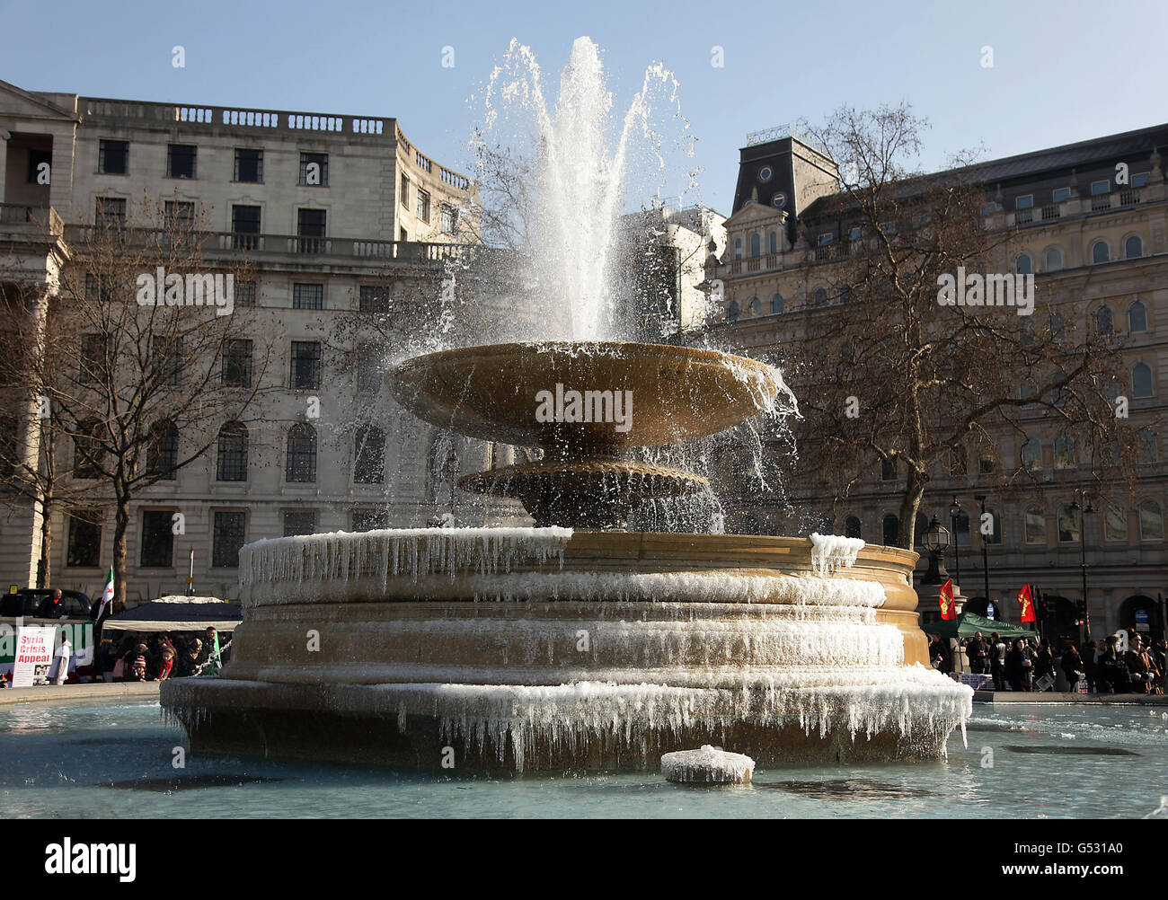A water fountain in Trafalgar Square, central London Stock Photo - Alamy