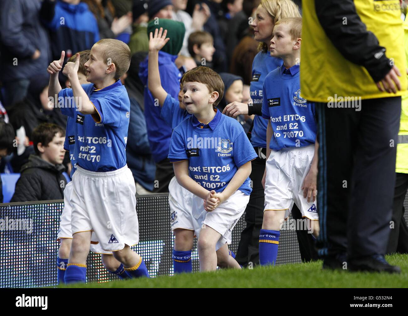Everton mascots walk around the pitch before the match Stock Photo - Alamy