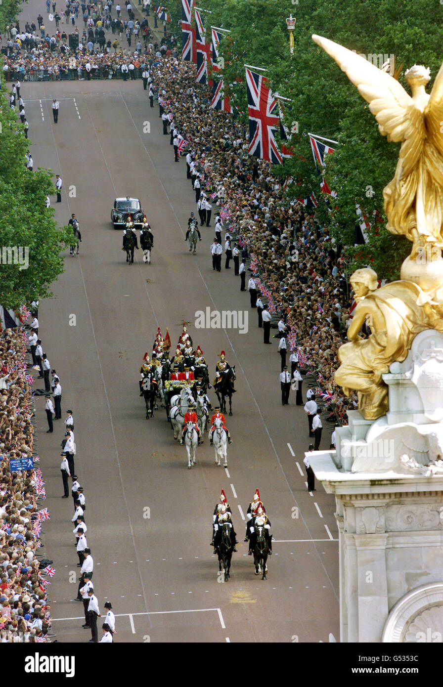 Queen Elizabeth The Queen Mother and Prince Charles drive down The Mall ...