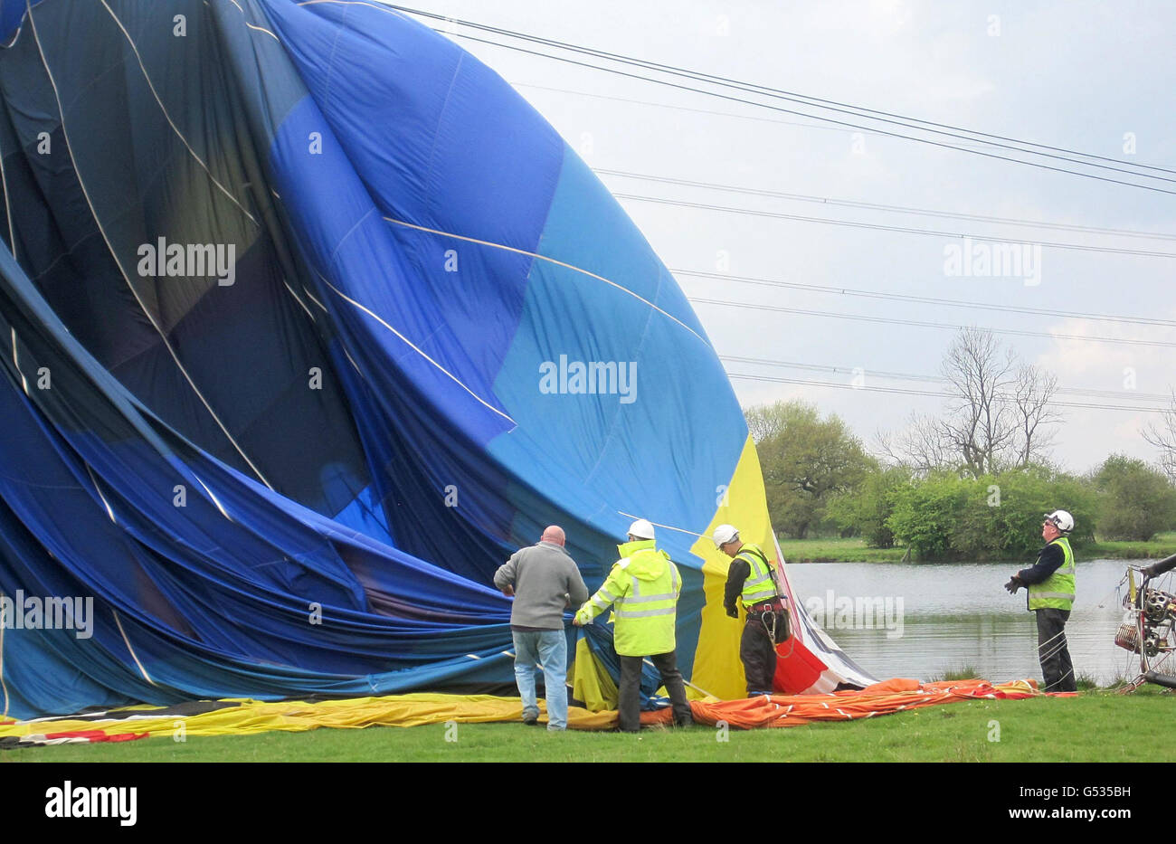Hot air balloon hits power lines Stock Photo - Alamy