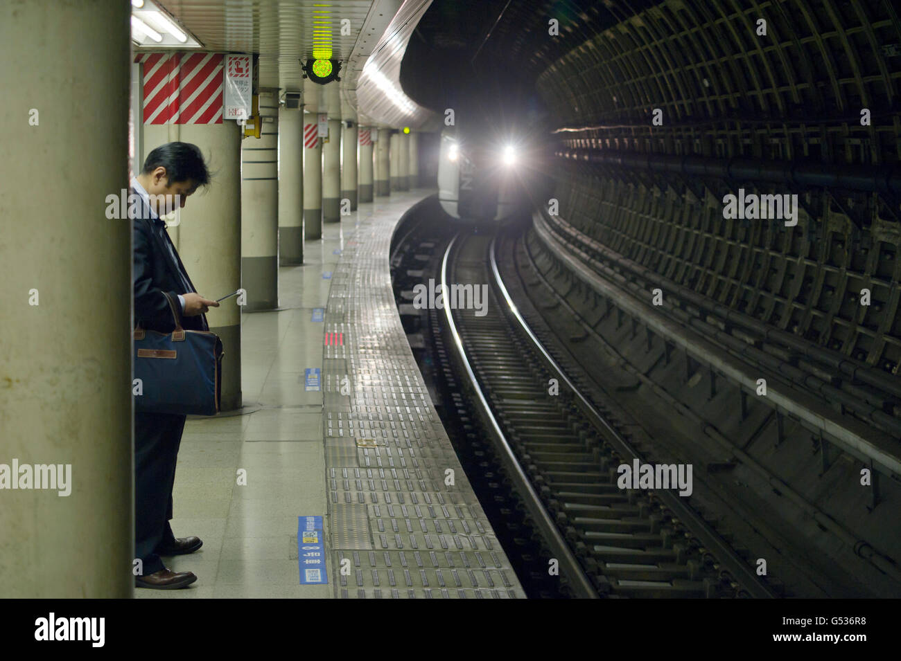 Train arriving arrival platform hi-res stock photography and images - Alamy