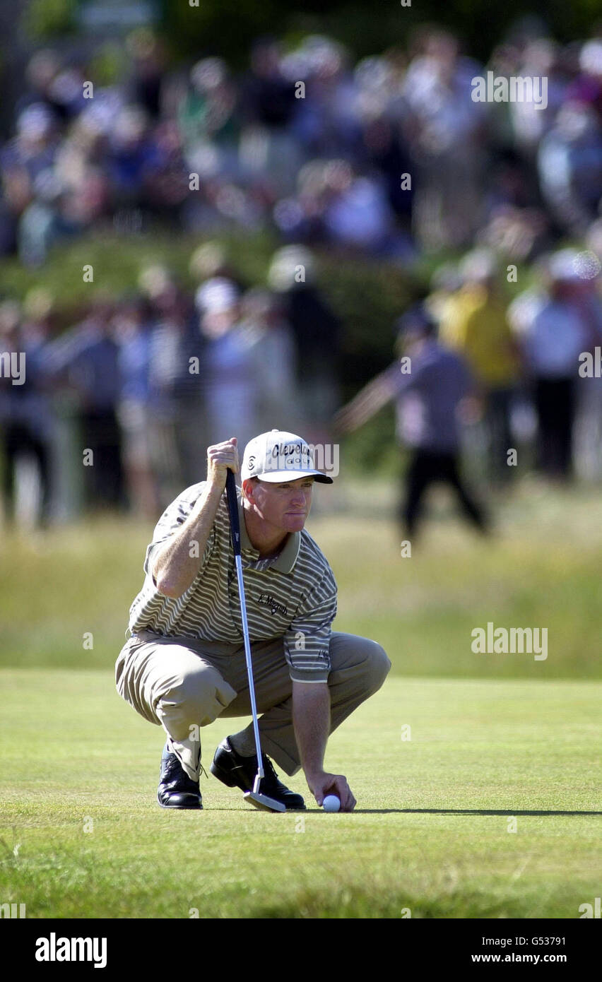 American Steve Flesch weighs up his putt on the 17th green at the 2000 ...
