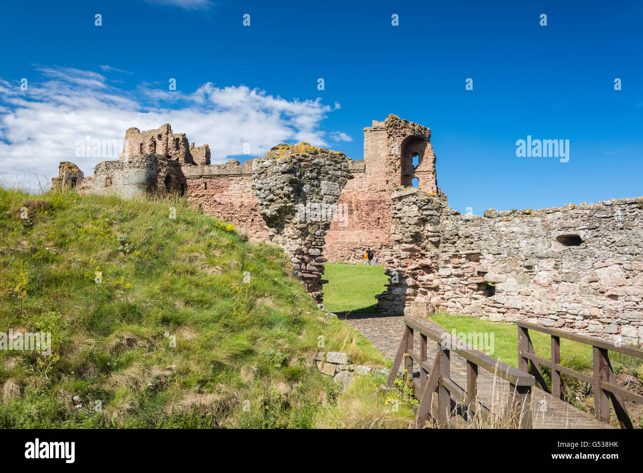 The white wall of berwick castle hi-res stock photography and images ...
