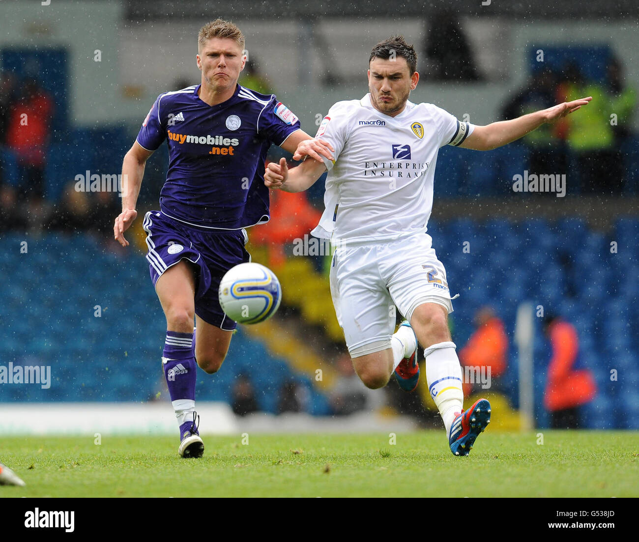Derby County's Jeff Hendricks (left) and Leeds United's Robert ...