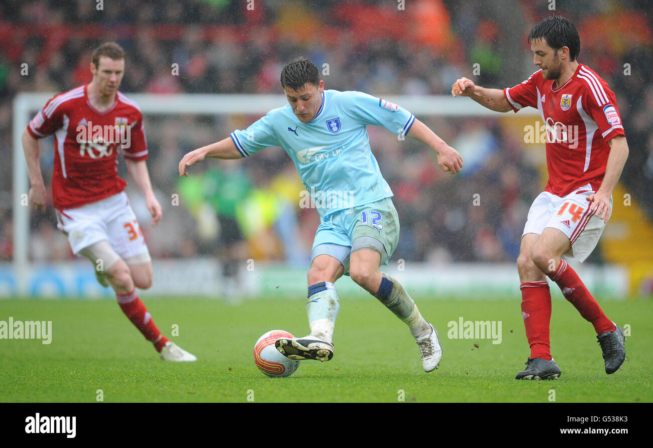 Bristol City's Stephen Pearson (left) and Cole Skuse close down ...