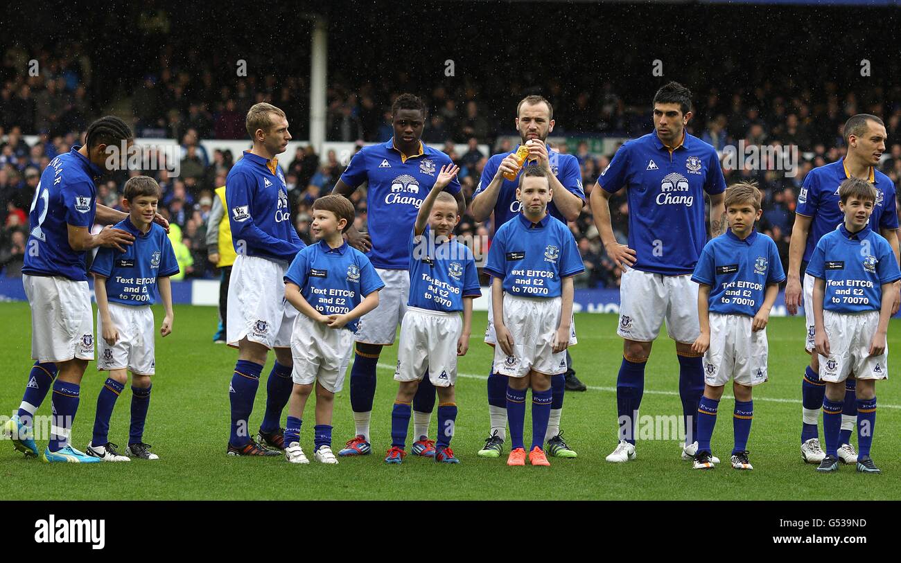 Everton players and mascots on the pitch before kick off Stock Photo ...