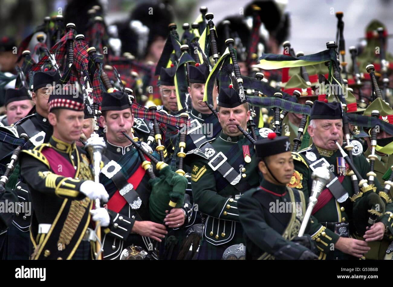 Some of the 10,000 bagpipers from all over the world marching along ...