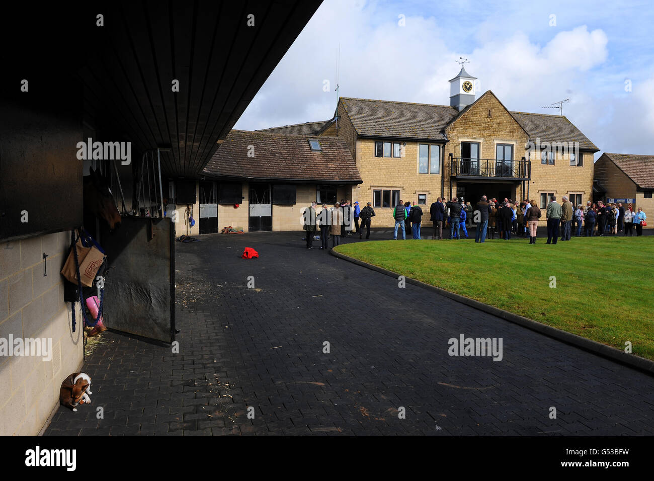 Horse Racing - Synchronised Home Coming - Jackdaws Castle Stock Photo ...