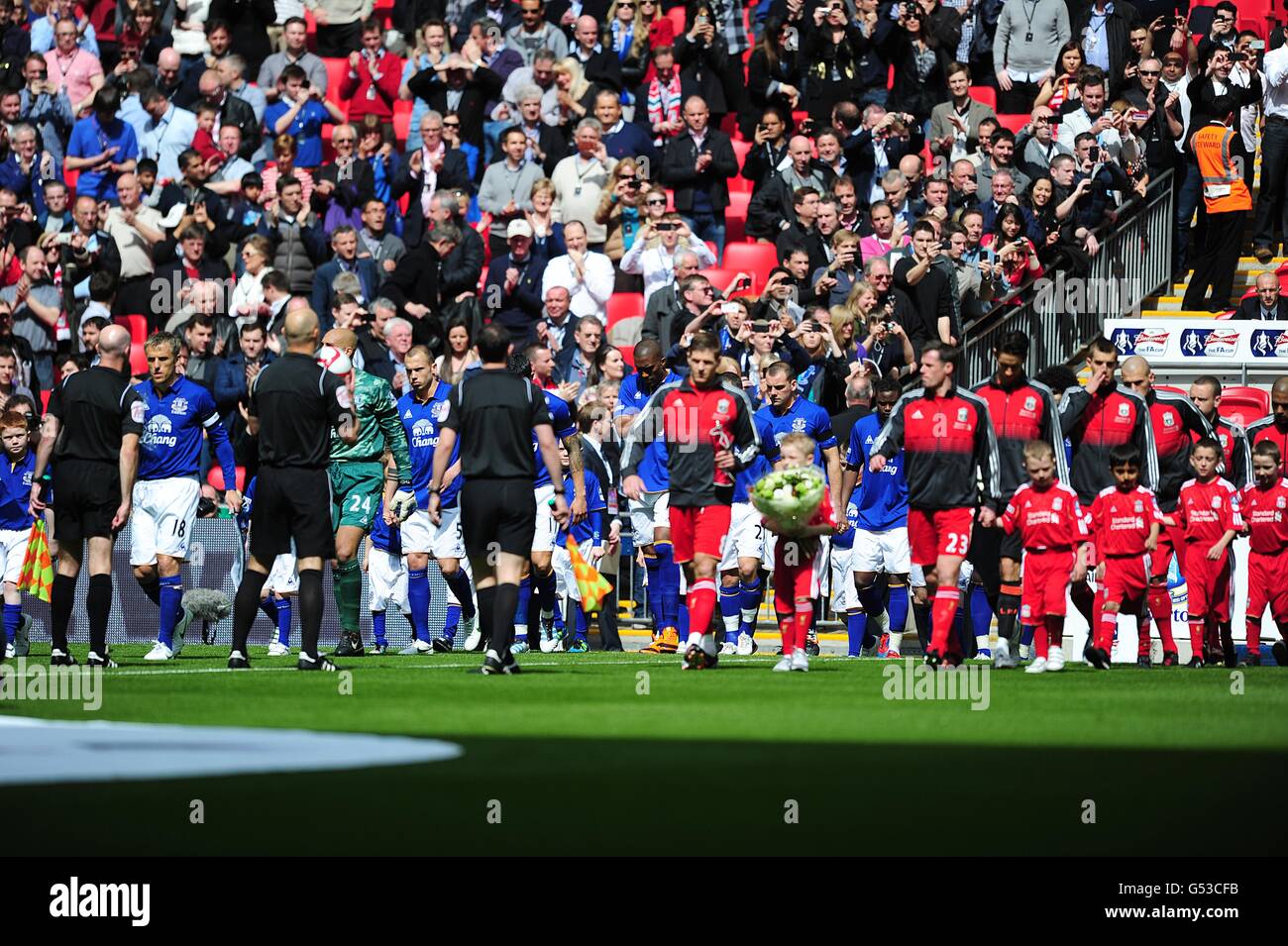 Walk wembley pitch before game hi-res stock photography and images - Alamy