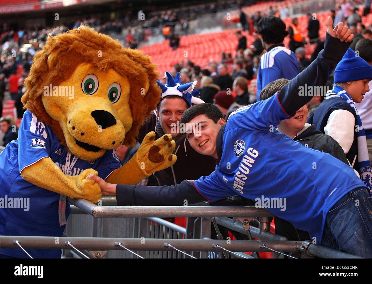 Chelsea mascot stamford lion hi-res stock photography and images - Alamy