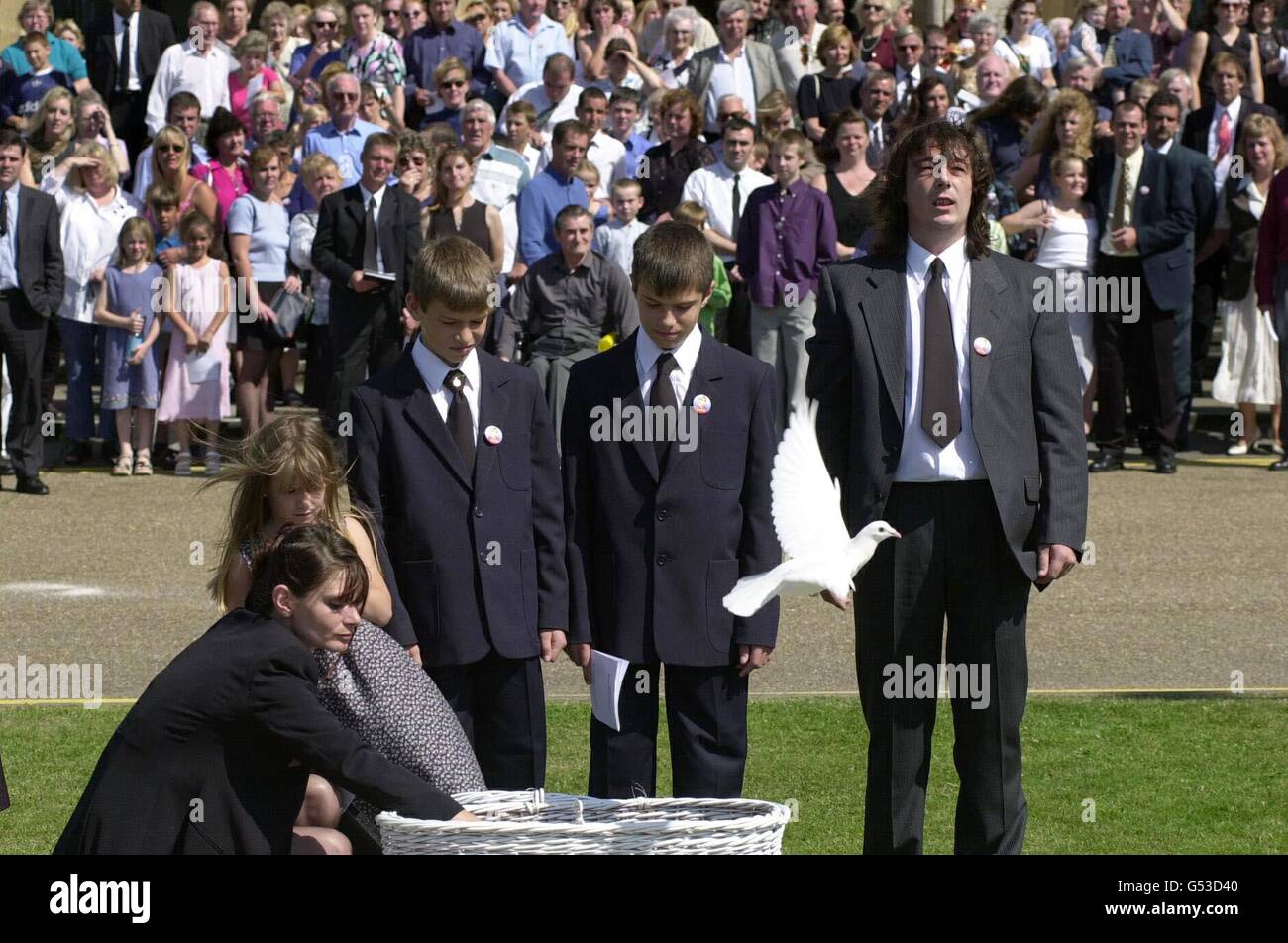 Sara and Michael, parents of Sarah Payne, with Sarah's brothers Luke ...