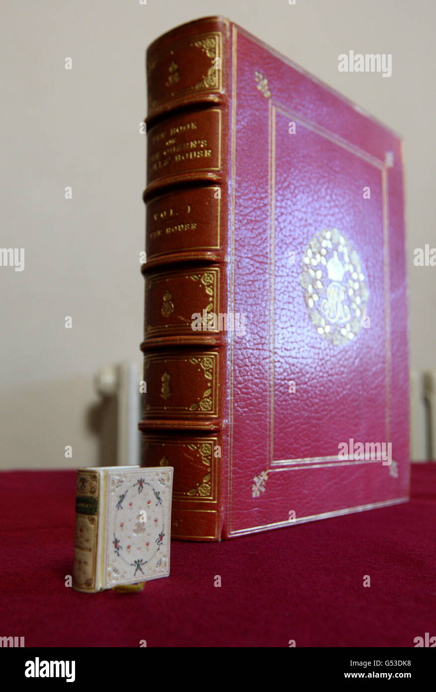 Human size hi-res stock photography and images - Alamy