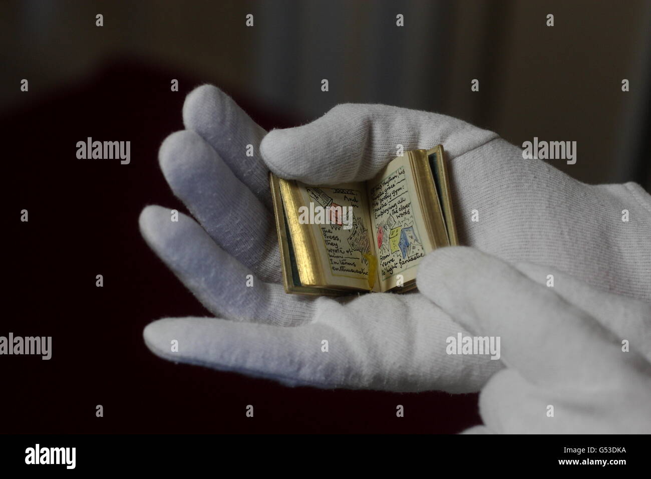 Queen mary’s dolls’ house hi-res stock photography and images - Alamy