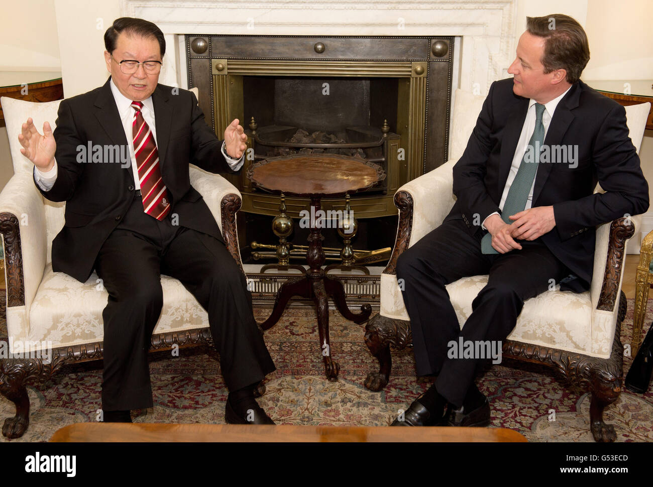 Prime Minister David Cameron talks to senior official of the Chinese ...