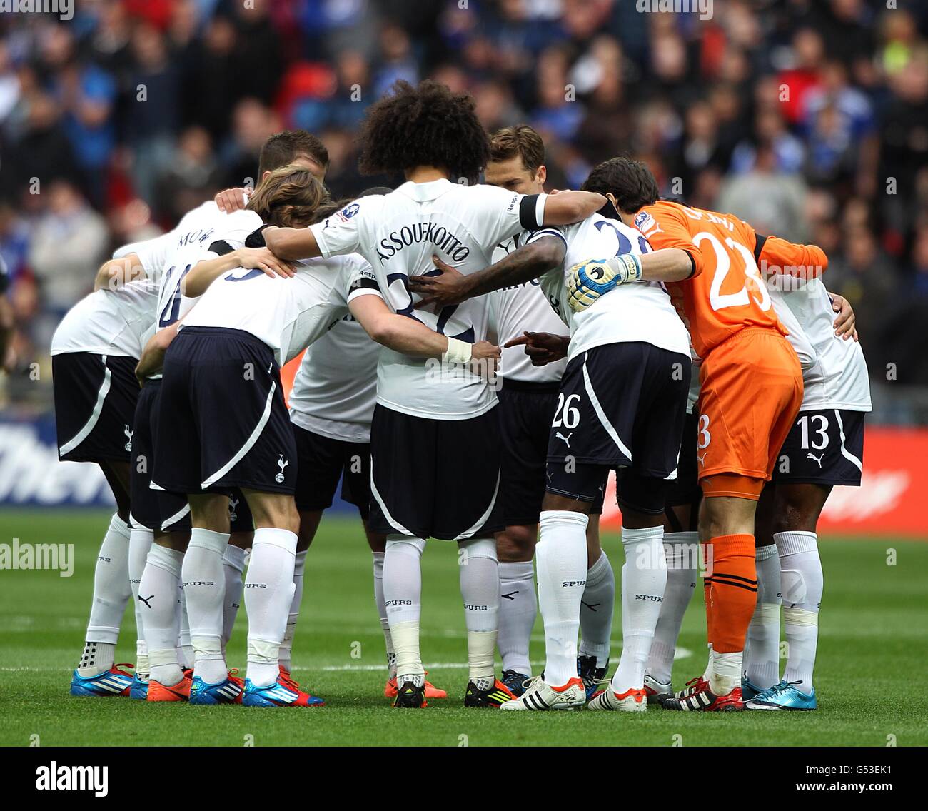 Tottenham hotspur team huddle before kick off hi-res stock photography ...