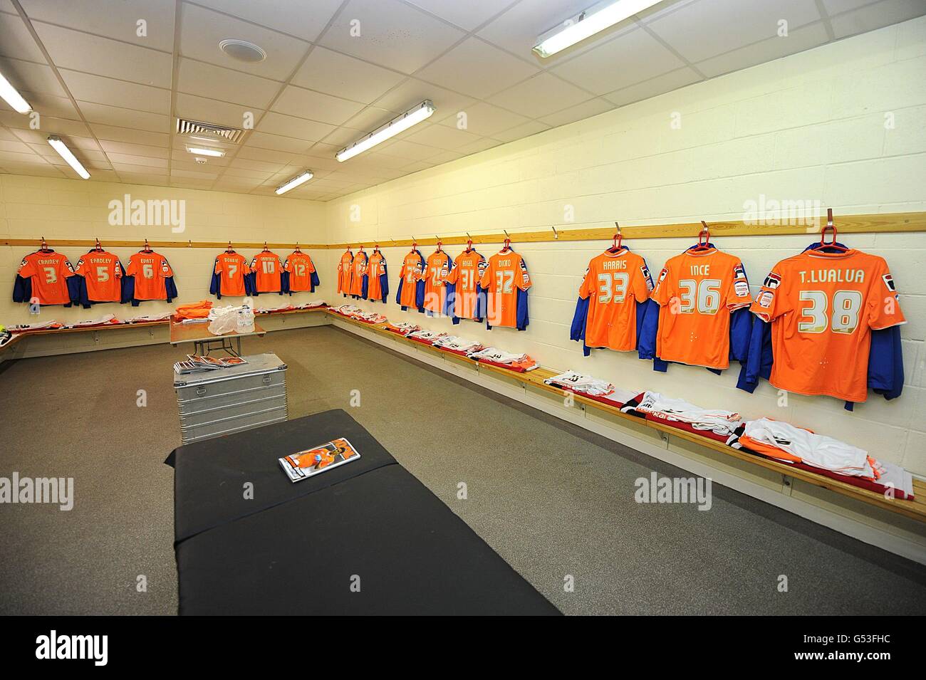 Changing rooms football hi-res stock photography and images - Alamy