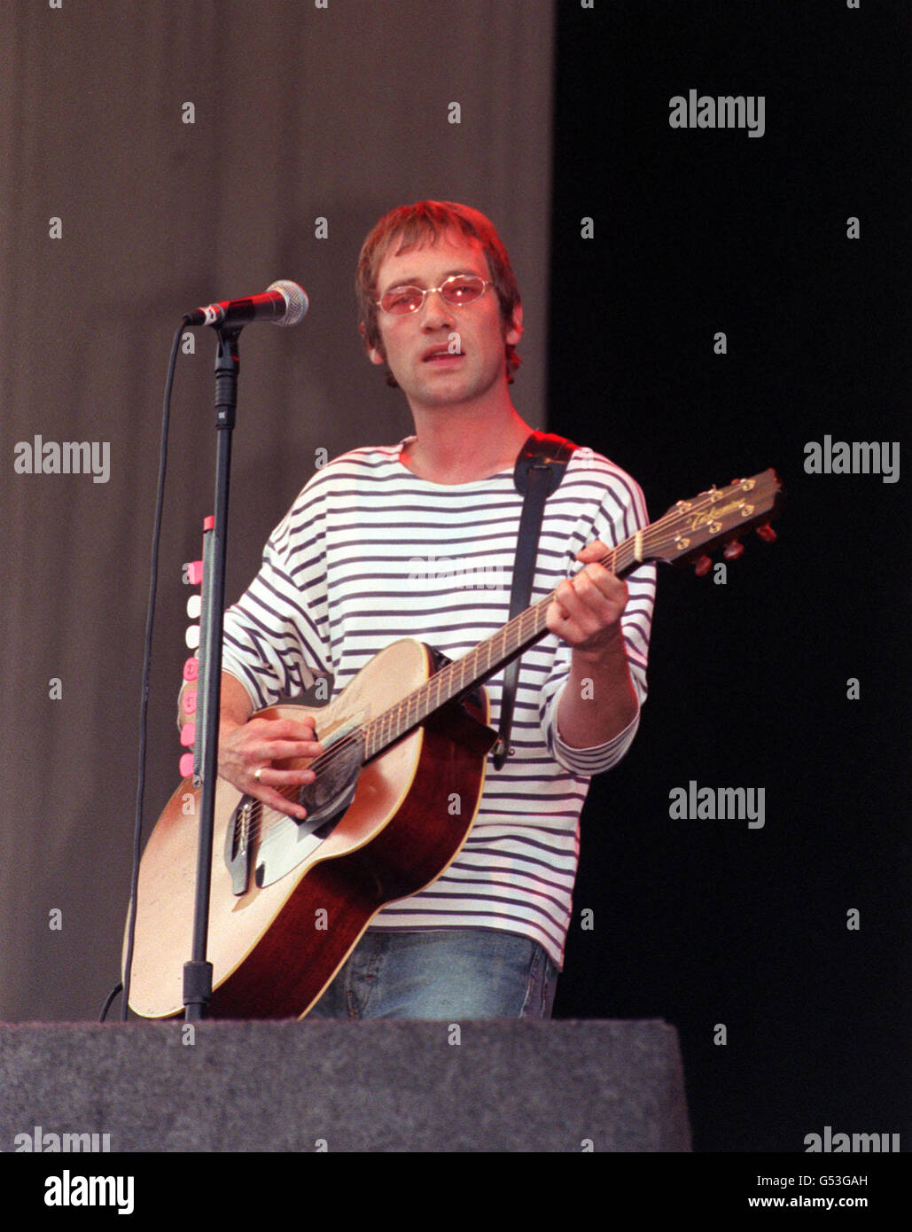 Simon Fowler from the band Ocean Colour Scene performing on stage at ...