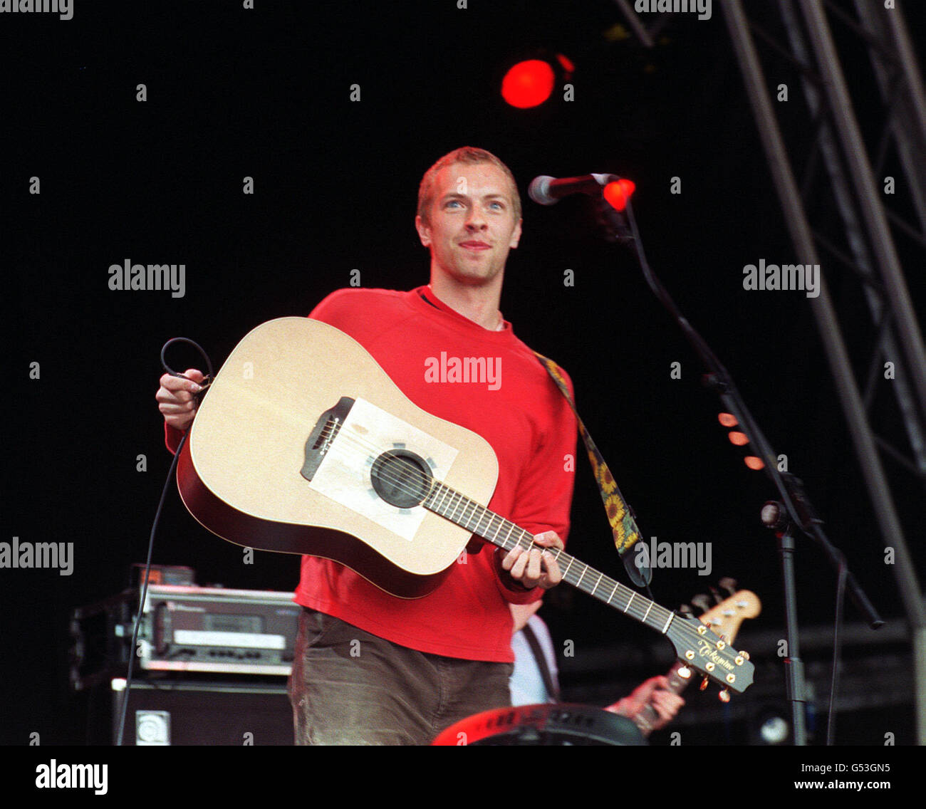 Chris Martin from the band Coldplay performing on stage at the V2000 ...