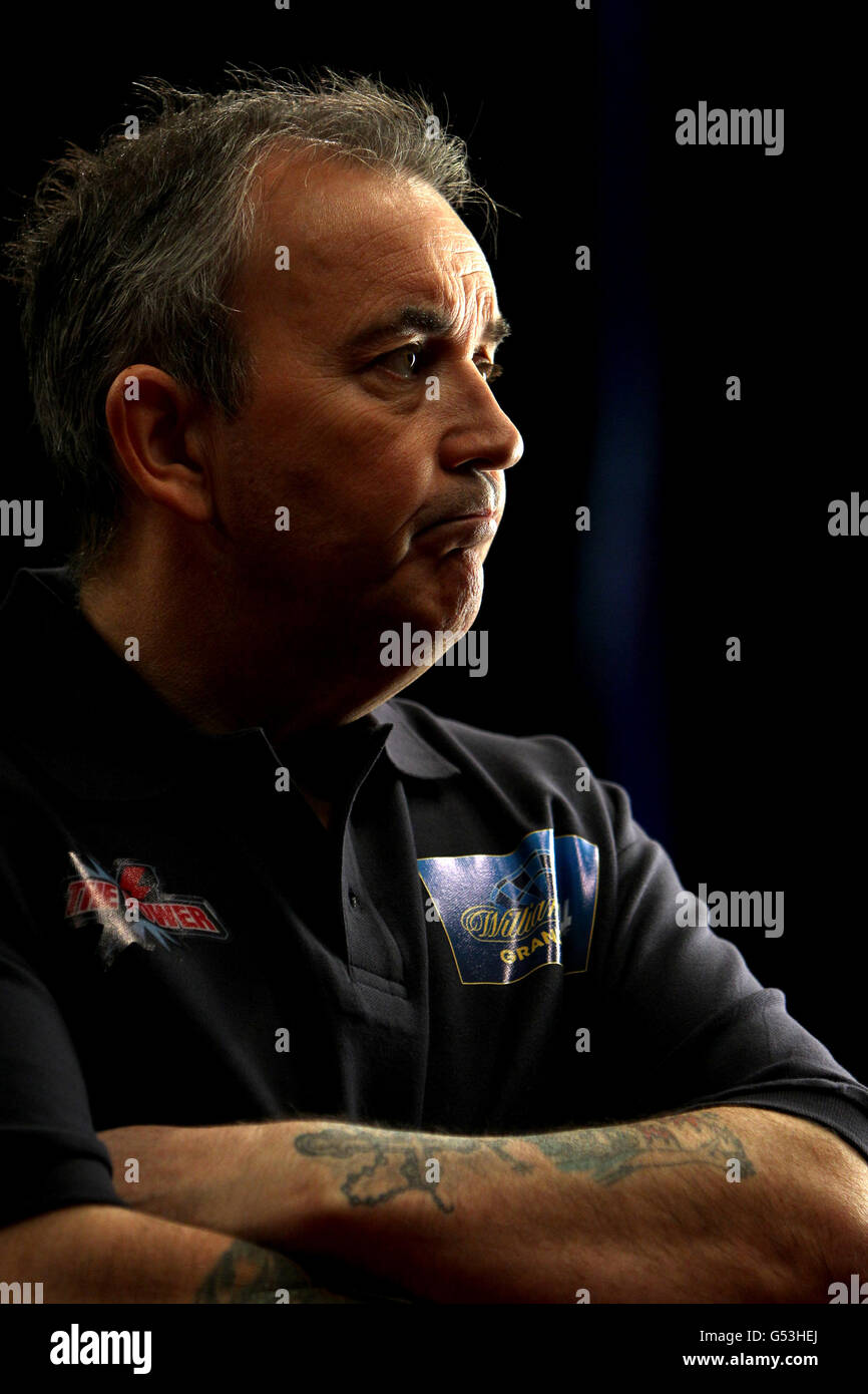 Phil Taylor wearing his William Hill shirt before the matches Stock ...