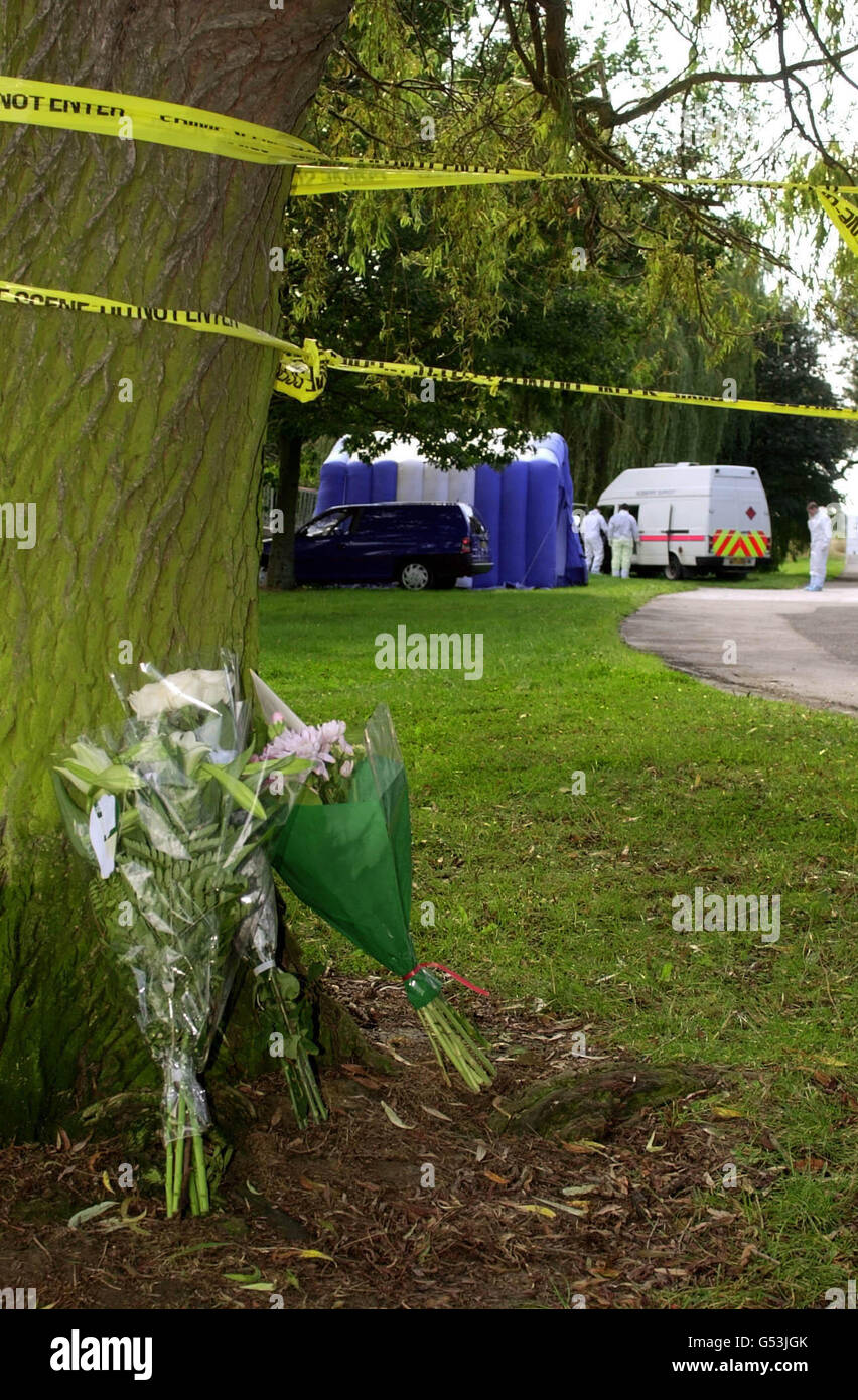 Flowers near where the body of heather tell hi-res stock photography ...