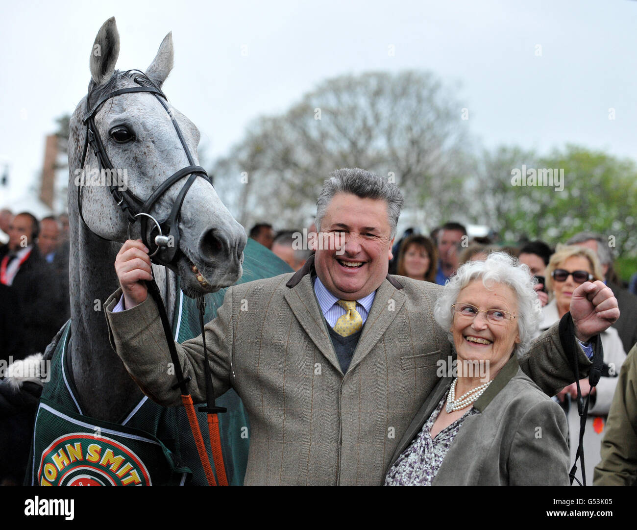 Paul nicholls trainer aintree hi-res stock photography and images - Alamy