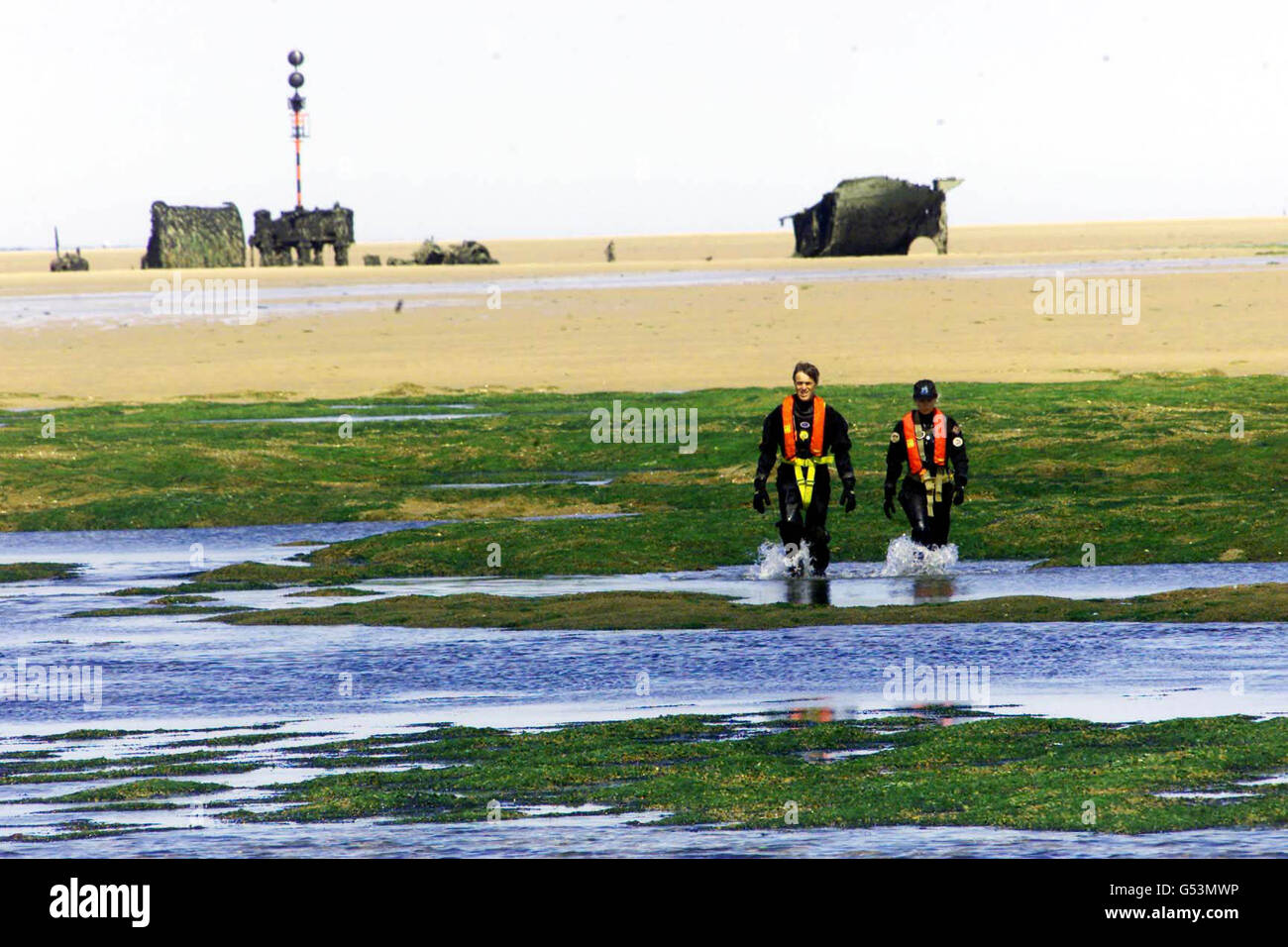 Police underwater search unit divers Sandy Scarlett (R) and Andrew ...