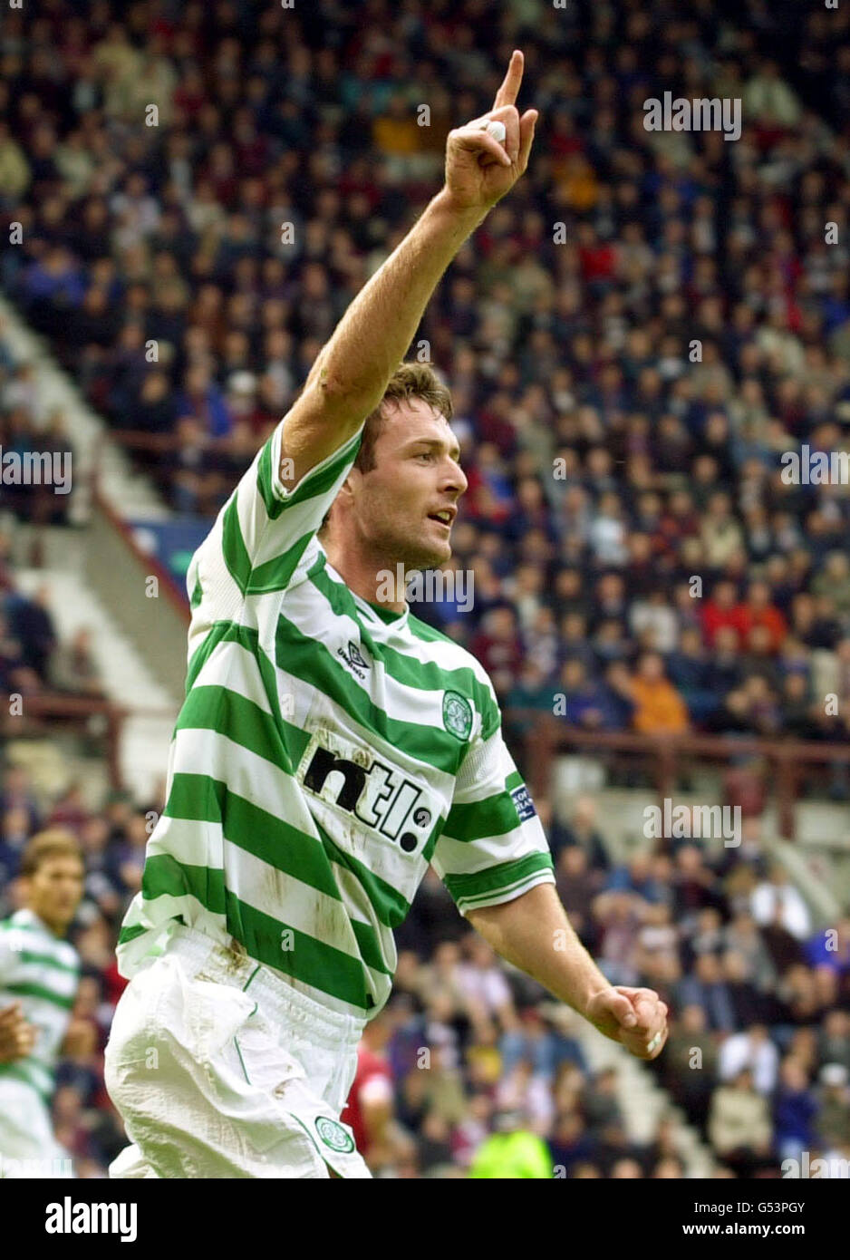 Sport football celebrating chris sutton hi-res stock photography and ...
