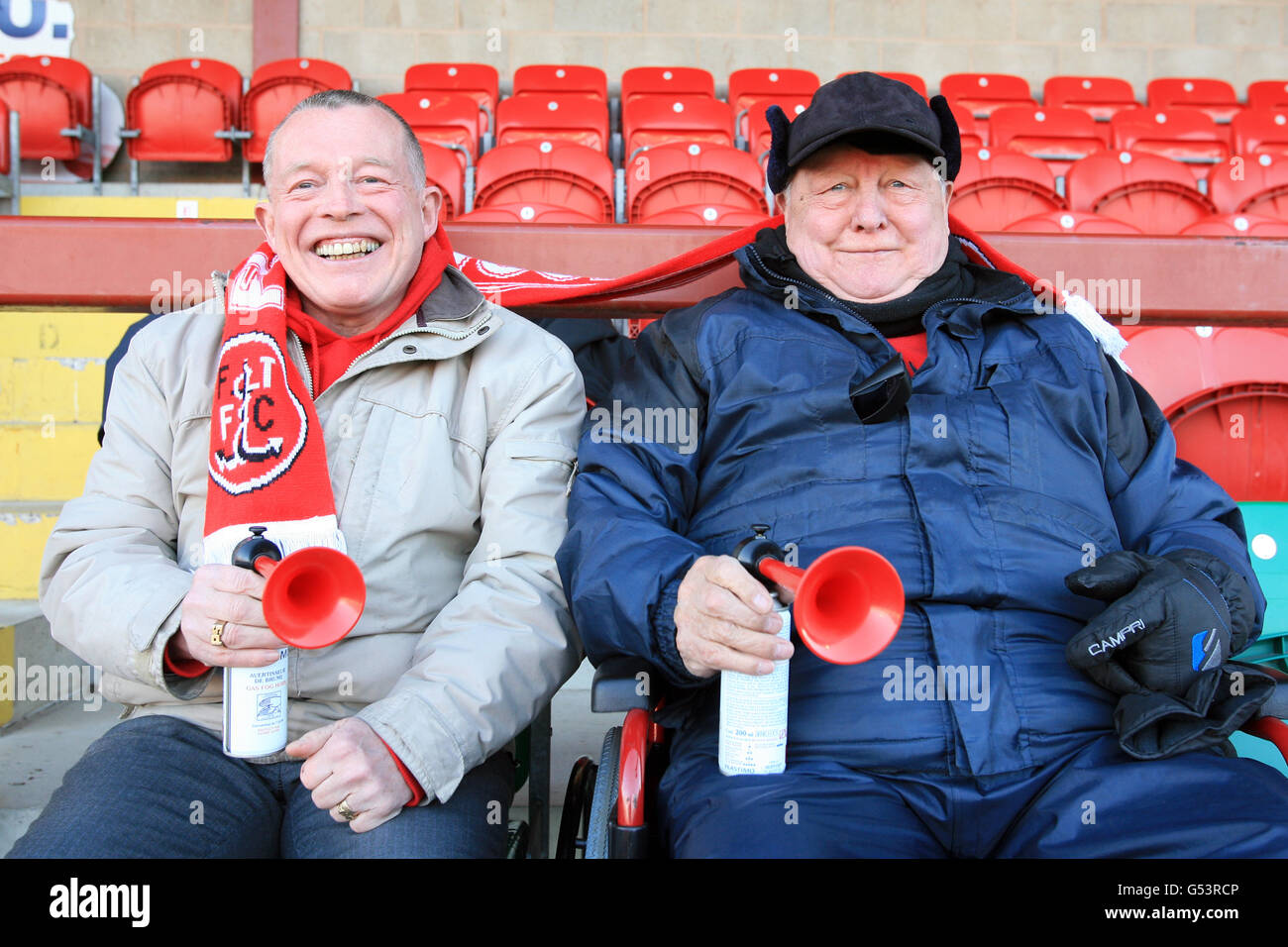 Elderly fans in stands highbury stadium hi-res stock photography and ...