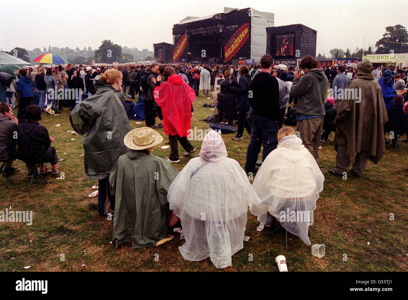 Reading 2000 crowds rain hi-res stock photography and images - Alamy
