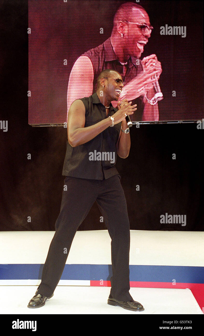 Performing on stage sugar magazine show hi-res stock photography and ...